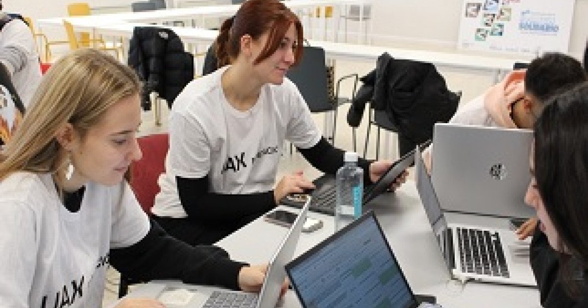Los alumnos de FP de la UAX crean un Hackathon Solidario